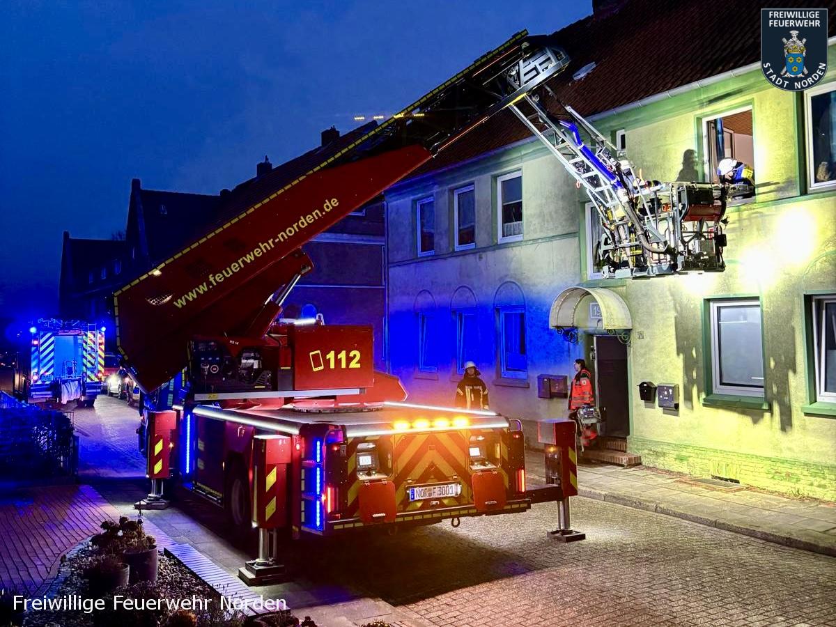 Drehleiter unterstützt Rettungsdienst - Feuerwehr Norden