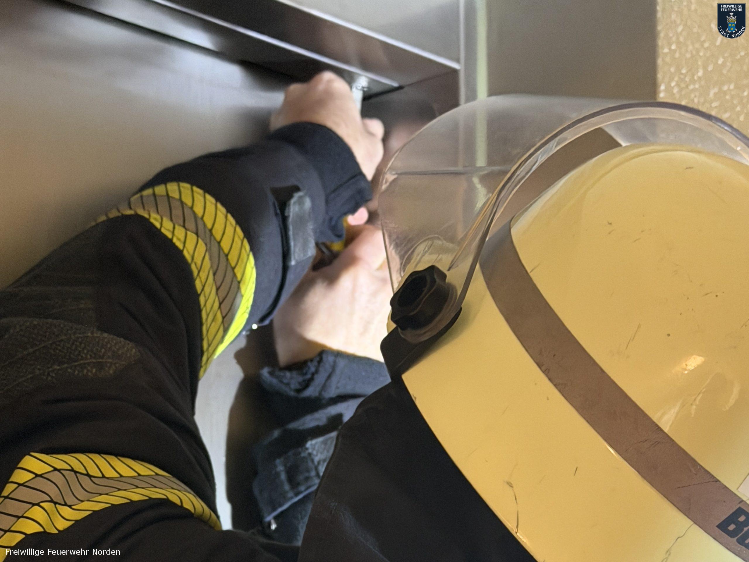 Sechs Personen aus Fahrstuhl befreit - Feuerwehr Norden